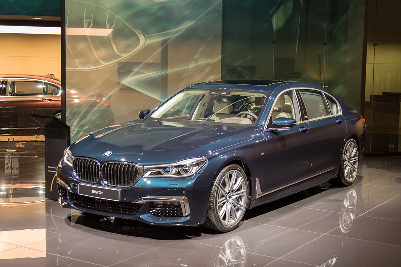 Foto: BMW 750 Li Individual '40 years' in Individual Lackierung Petrol Mica Metallic (vergrößert)