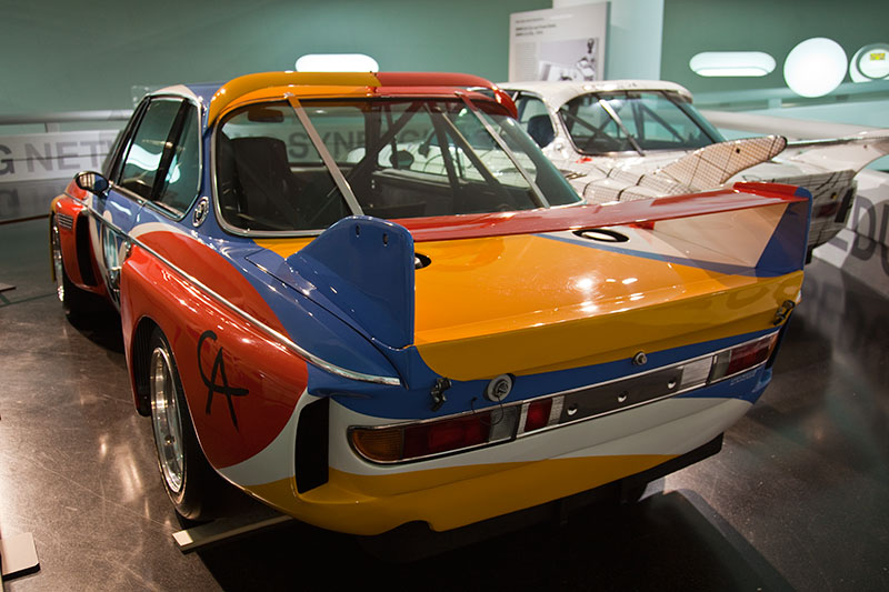 Foto: BMW 3,0 CSL Art Car (vorne) von Alexander Calder im BMW Museum ...