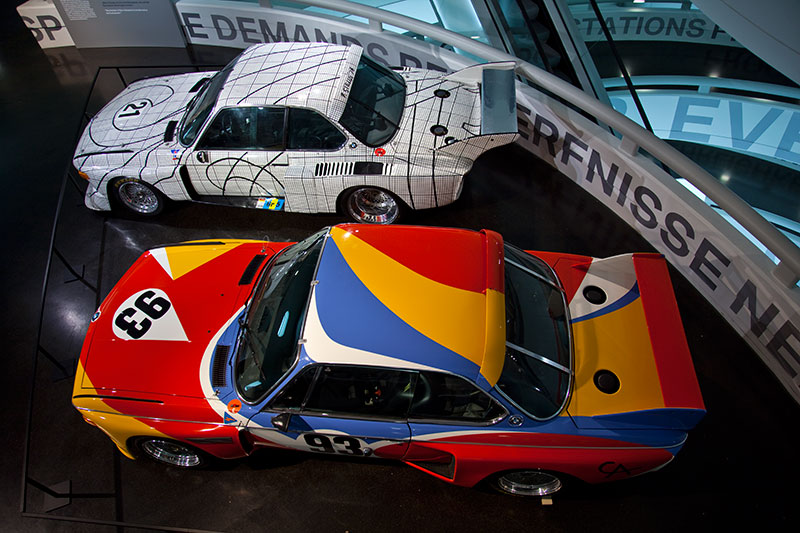 Foto: BMW 3,0 CSL Art Car (vorne) von Alexander Calder im BMW Museum ...