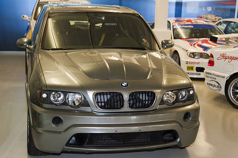 Foto: BMW X5 mit verbauten F1-Motor, V12-Zylinder mit 650 PS (vergrößert)