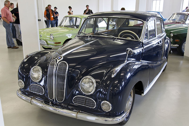 Foto: BMW V16-Motor als Studie in einem BMW 7er der Modellreihe E32 ...