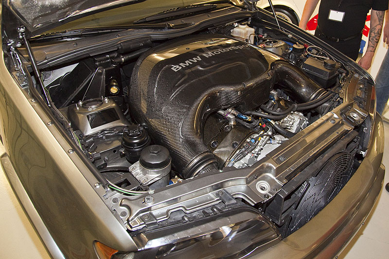 Foto: BMW X5 mit verbauten F1-Motor, V12-Zylinder mit 650 PS (vergrößert)