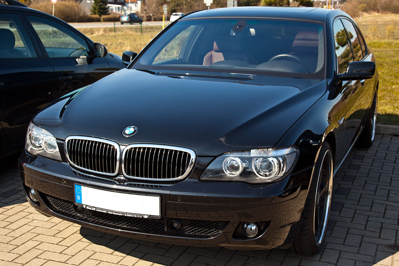 Foto: BMW 730Ld in Azuritschwarz metallic, die in der Sonne blau ...