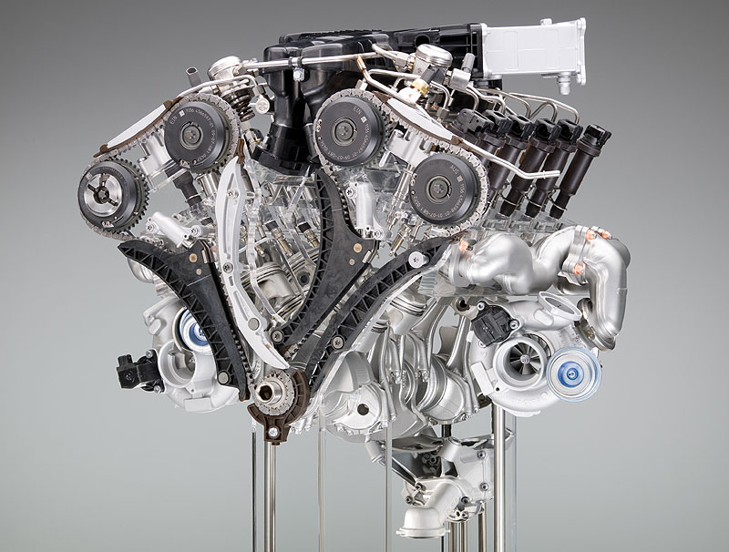 Foto: BMW 12-Zylinder-Ottomotor mit TwinTurbo (vergrößert)