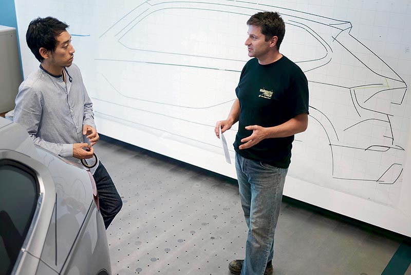 Foto: Richard Kim, Extrieurdesigner mit einem Design-Techniker (vergrößert)