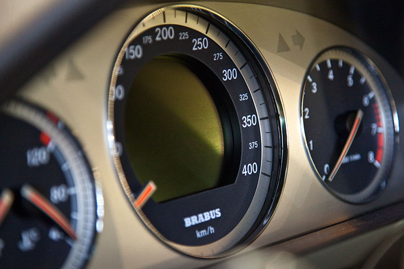 Foto: Brabus Bullit, Tachometer bis 400 km/h. (vergrößert)