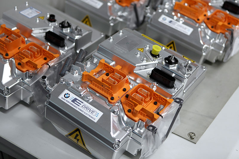 Foto: BMW Group Entwicklung elektrischer Antrieb: Leistungselektronik ...