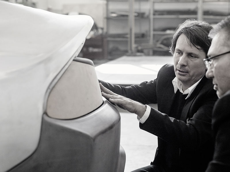 Foto: Arbeitsbesprechung mit Norihiko Harada, Chefdesigner Zagato ...