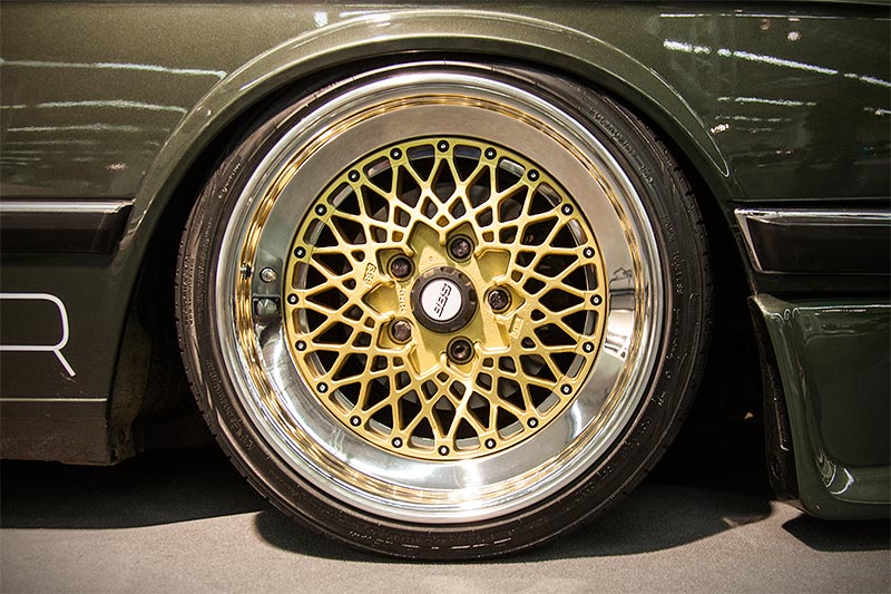 Foto: BMW 528i (E28), auf mehrteiligen BBS E50 Motorsport Felgen, 17 Zoll, mit zus. Spurplatten ...